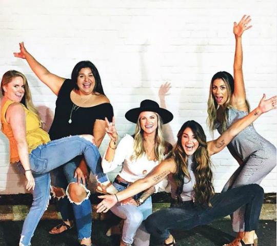 7 amigas compraron un gran casa para poder retirarse y vivir | Naranxadul